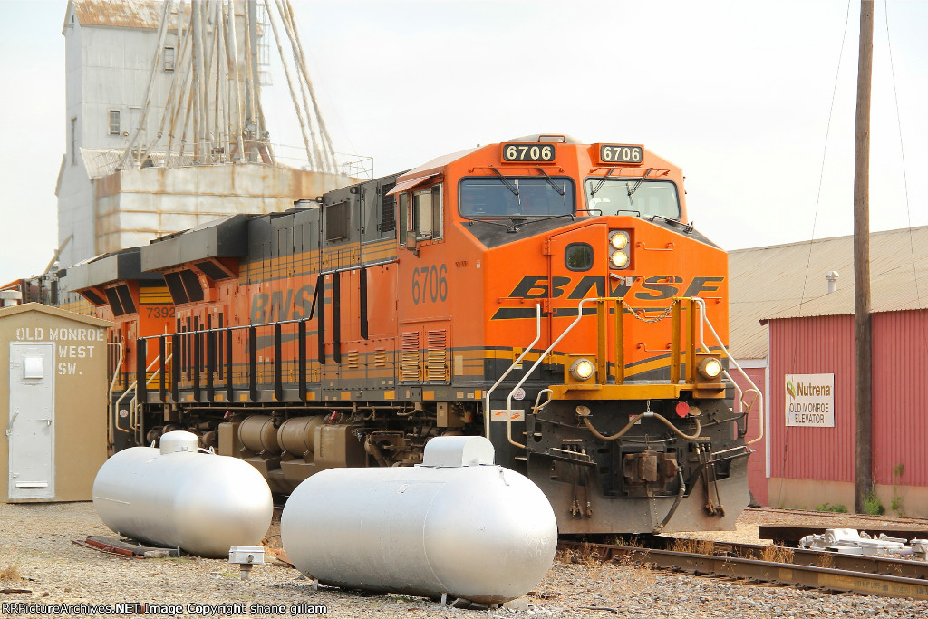 BNSF 6706 leads a freight out of the siding.